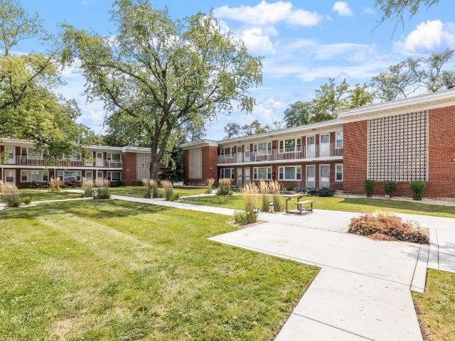 Wheaton Court Apartments on Crescent Street in Wheaton 1 Bedroom Apartment for Rent at 900B Crescent St, Wheaton, IL 60187