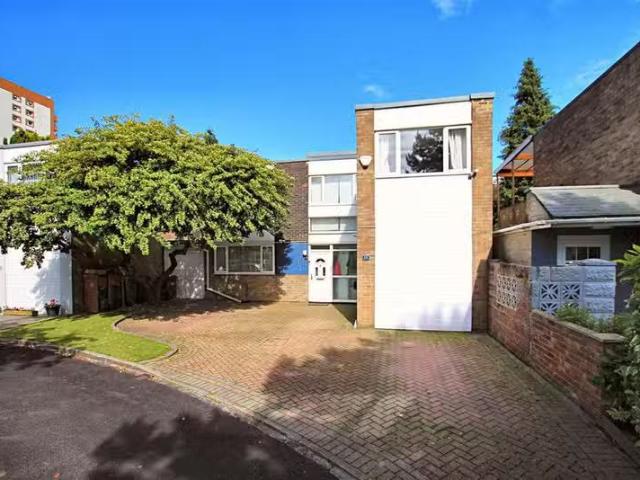 Wheatlands, Heston TW5 5 bed detached house for sale £749,950
