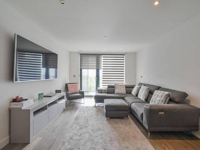 Wheatstone House 650—654, Chiswick. 1 bed flat to rent £3,500 pcm £808 pw