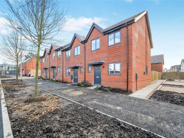 Wheldon Lane, Crowthorne, Berkshire. 2 bed house to rent £1,875 pcm £433 pw