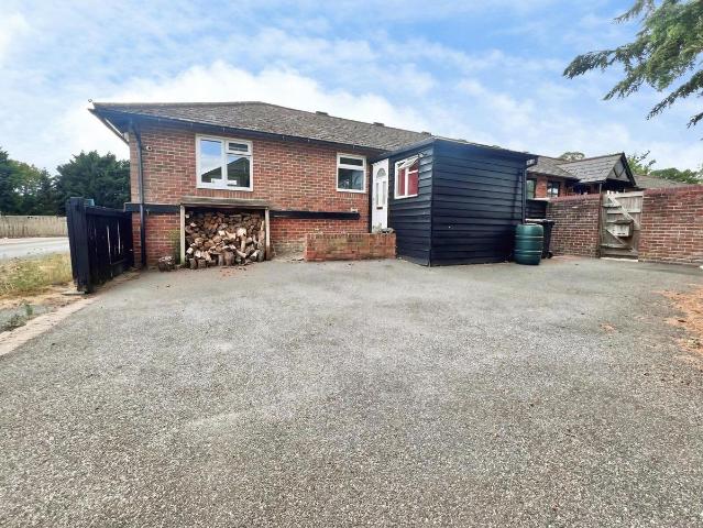 Whitchurch Hill, Reading, Oxfordshire RG8, 2 bed bungalow to rent, £1,400 pcm | PrimeLocation