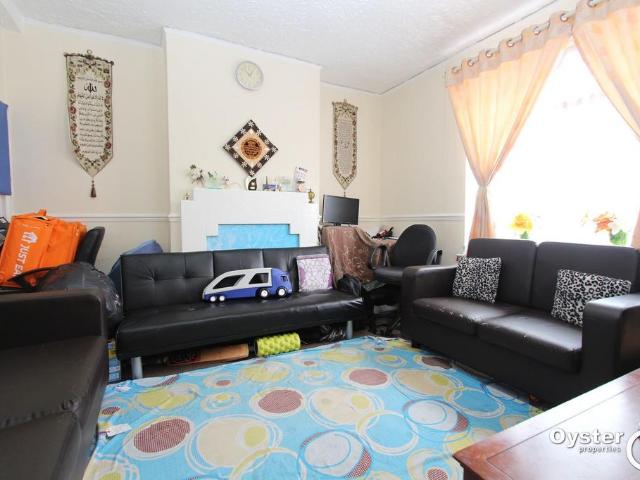 Whitchurch Lane, Edgware, HA8 3 bed flat to rent £1,900 pcm £438 pw