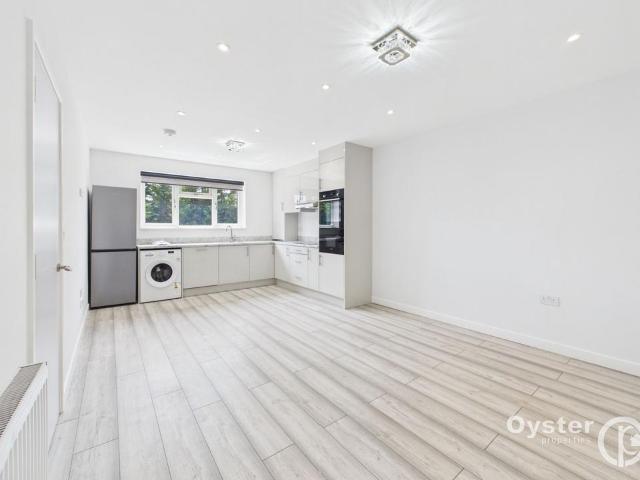 Whitchurch Lane, Edgware, HA8 3 bed flat to rent £2,500 pcm £577 pw