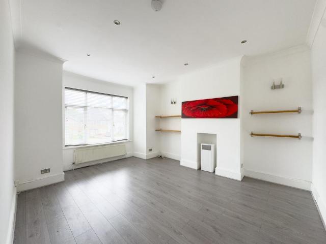 Whitchurch Lane, Edgware, HA8 2 bed flat to rent £1,900 pcm £438 pw