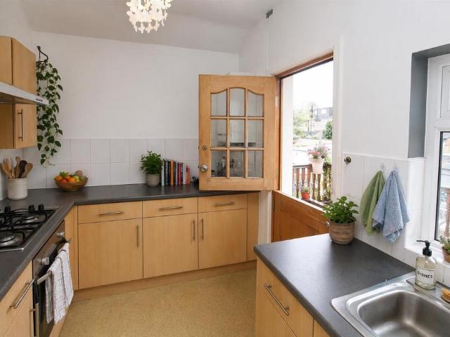 Whitchurch Road, Cardiff CF14 3 bed flat to rent £1,575 pcm £363 pw