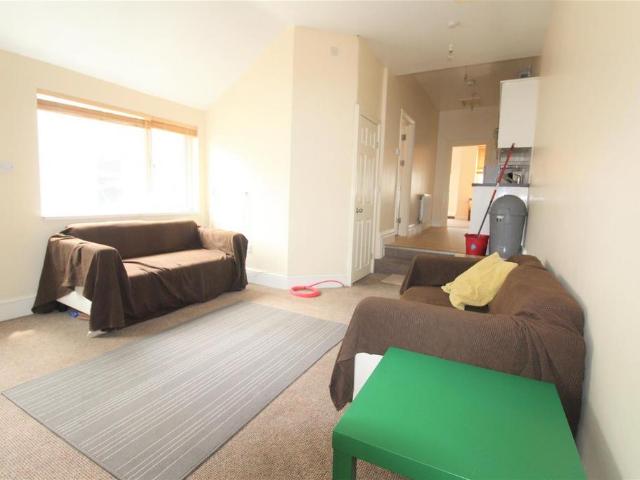 Whitchurch Road, Cardiff CF14 3 bed flat to rent £1,725 pcm £398 pw