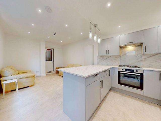 Whitchurch Road, Cardiff CF14 5 bed terraced house to rent £2,750 pcm £635 pw