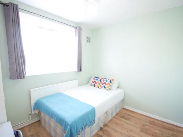 White City Estate, London W12, Room to rent, £867 pcm | PrimeLocation