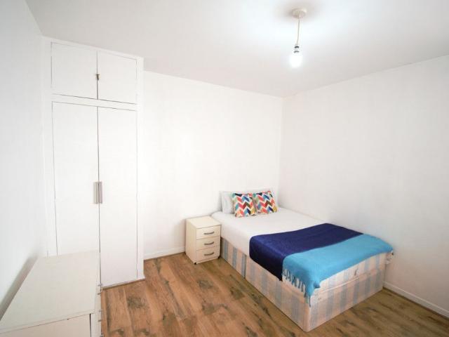 White City Estate, London W12, Room to rent, £932 pcm | PrimeLocation