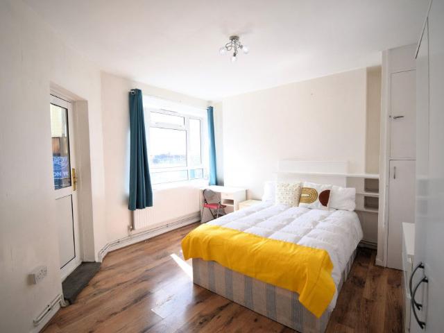 White City Estate, London W12, Room to rent, £1,040 pcm | PrimeLocation
