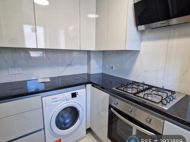 White City Estate, London, W12 4 bed flat to rent £3,200 pcm £738 pw