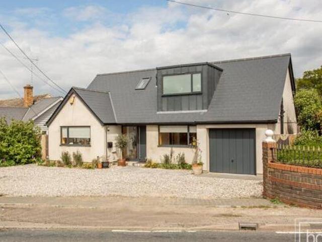 White Elm Road, Danbury, 3 Bedroom Chalet