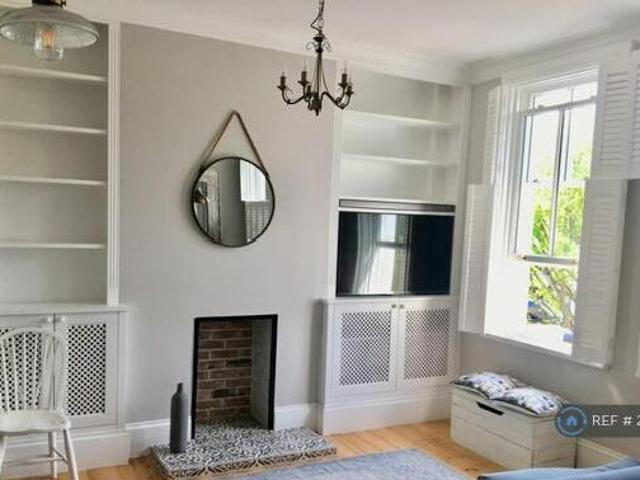 White Hart Lane, Barnes, 2 Bedroom Maisonette