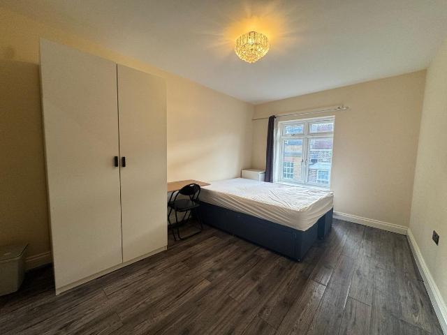White Horse Road, London E1, 3 bed flat to rent, £2,700 pcm | PrimeLocation