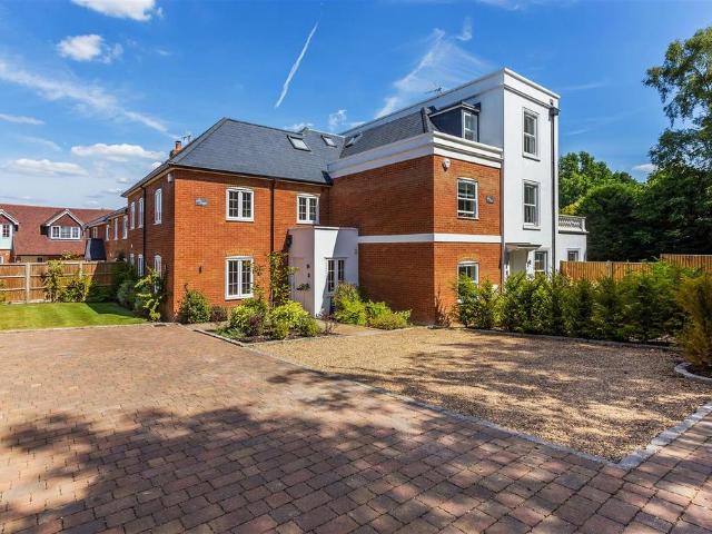 White House Mews, Jacobs Well GU4 4 bed house to rent £5,500 pcm £1,269 pw