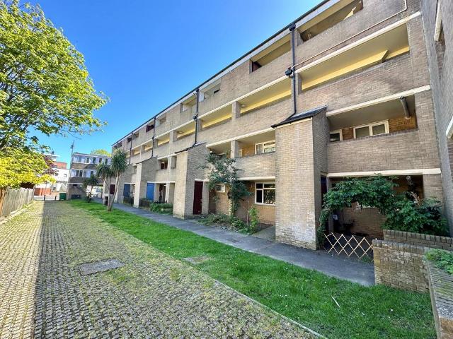 White Lion Walk, Gosport, PO12 3 bed apartment to rent £1,175 pcm £271 pw