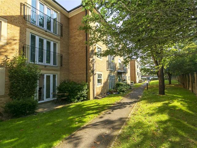 White Lodge Close, Isleworth. 1 bed apartment to rent £1,550 pcm £358 pw