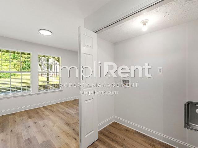 White Oak Crossing 3 Bedroom Apartment for Rent at 2771 White Oak Dr, Decatur, GA 30032