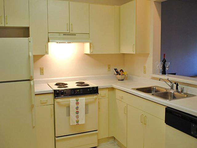 White Oaks Apartment Homes 1 Bedroom Apartment for Rent at 4200 S 35th St, Greenfield, WI 53221