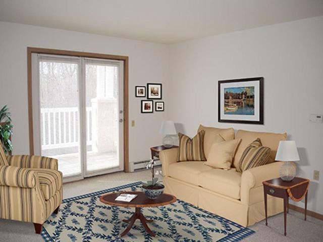 White Oaks Apartment Homes 2 Bedroom Apartment for Rent at 4200 S 35th St, Greenfield, WI 53221