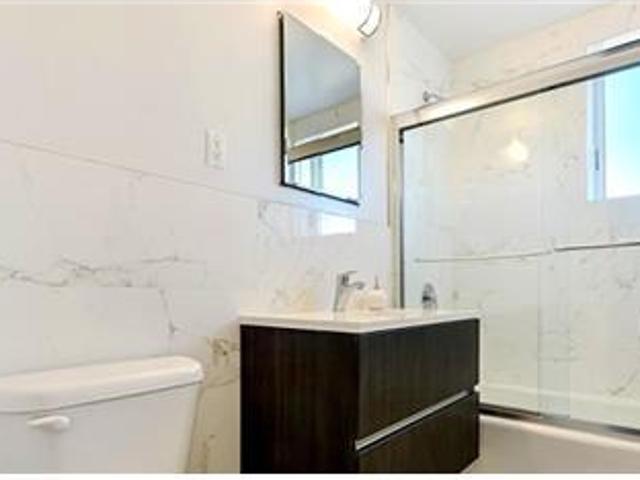 White Plains superb Apartment nearby fine dining. Parking Available!