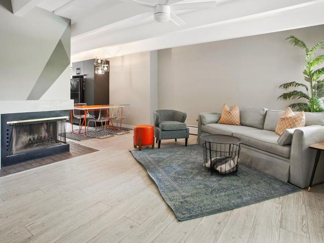 White Swan Apartments – Capitol Hill / Congress Park