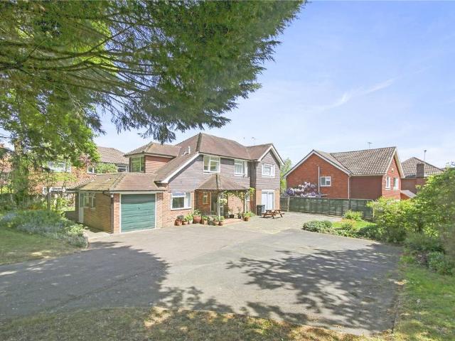 Whitemans Green, Cuckfield, Haywards. 4 bed detached house to rent £2,500 pcm £577 pw