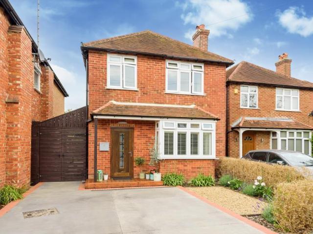 Whitemore Road, Guildford GU1 3 bed detached house to rent £2,950 pcm £681 pw