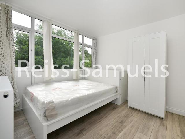 Whitebeam Close, Oval, London SW9 4 bed terraced house to rent £4,420 pcm £1,020 pw