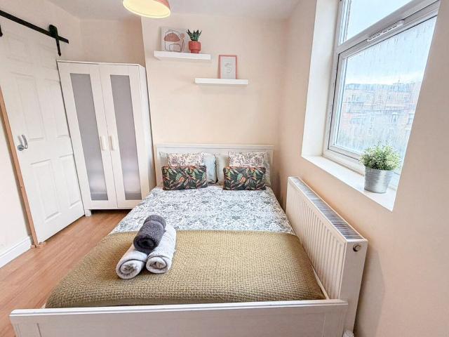 Whitechapel E1, 3 bed flat to rent, £4,384 pcm | PrimeLocation
