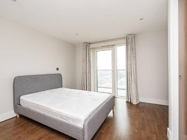 Whitechapel High Street, Aldgate. 3 bed flat to rent £5,417 pcm £1,250 pw