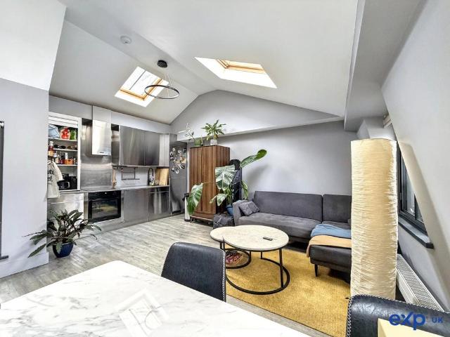 Whitechapel High Street, London E1 2 bed apartment to rent £3,000 pcm £692 pw