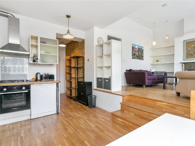 Whitechapel High Street, London, E1 2 bed apartment to rent £3,100 pcm £715 pw