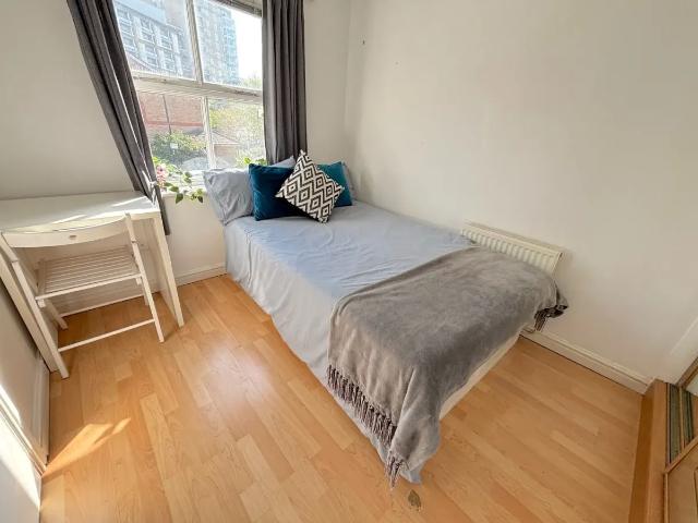 Whitechapel Road, London E1, 3 bed shared accommodation to rent, £950 pcm | PrimeLocation