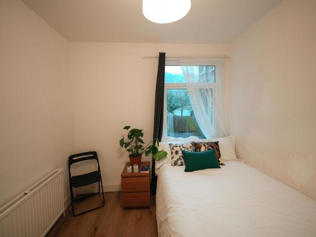 Whitechapel Road, London E1, Room to rent, £900 pcm | PrimeLocation