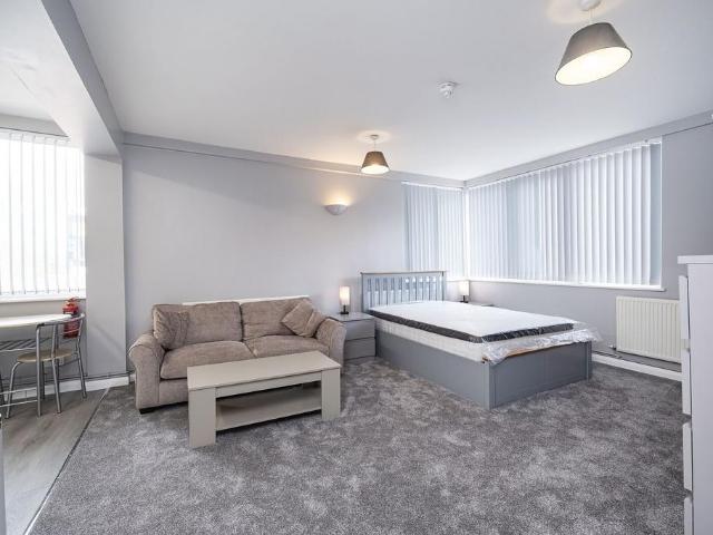 Whitechapel Road, Whitechapel. Studio to rent £1,725 pcm £398 pw