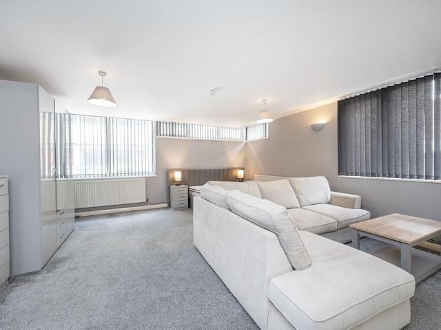 Whitechapel Road, Whitechapel. Studio to rent £1,800 pcm £415 pw