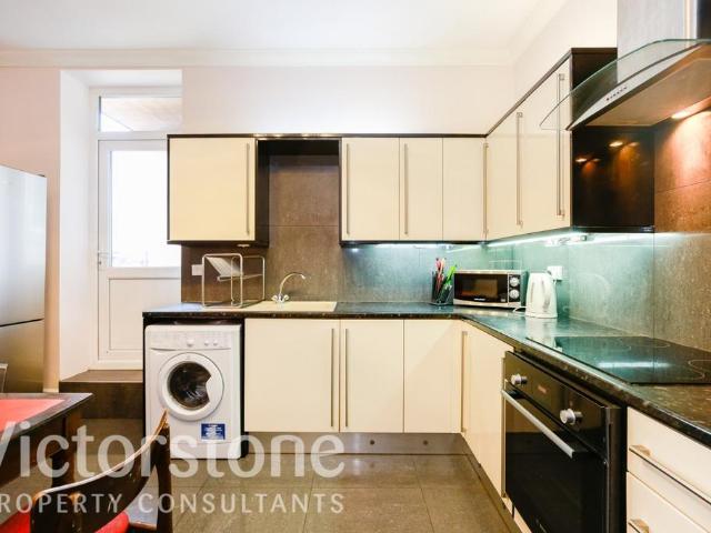 Whitechapel Road, Whitechapel. 3 bed apartment to rent £3,300 pcm £762 pw
