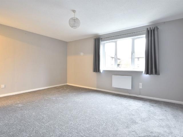 Whitecroft, Horley, Surrey RH6, Studio to rent, £1,050 pcm | PrimeLocation
