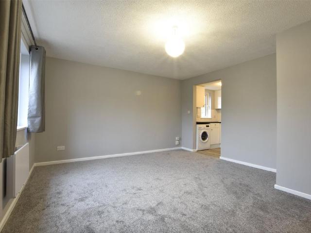 Whitecroft, Surrey RH6 Studio to rent £1,050 pcm £242 pw