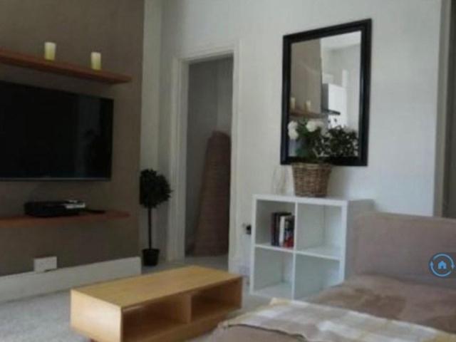 Whitegate Road, Huddersfield, HD4 2 bed terraced house to rent £1,127 pcm £260 pw