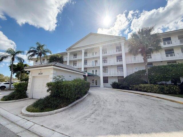 Whitehall Dr Apt,west Palm Beach, Condo For Sale
