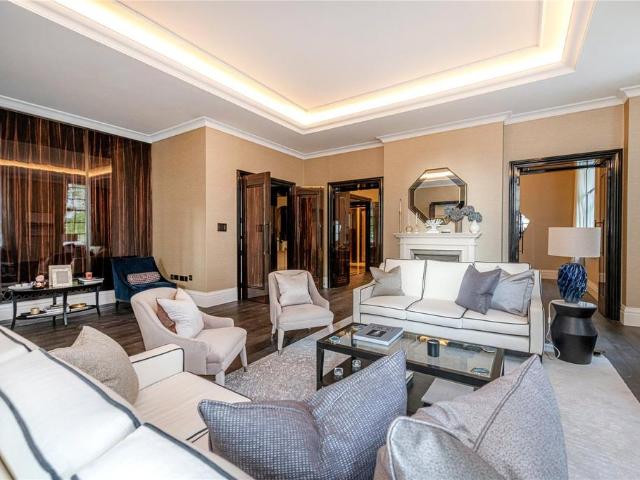 Whitehall Place, London, SW1A 2 bed apartment to rent £28,600 pcm £6,600 pw