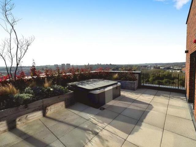Whitehall Road, Springwell Gardens, Leeds, 3 Bedroom Flat
