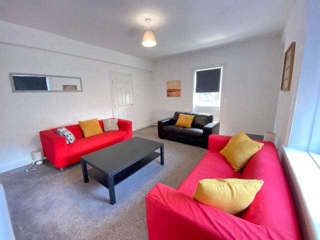 Whitehead Lane, Huddersfield HD4 4 bed house to rent £1,820 pcm £420 pw
