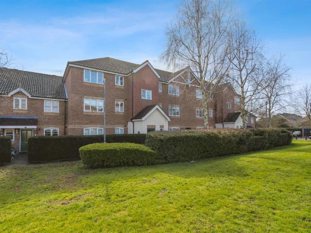 Whitehead Way, Aylesbury Near S.M Hospital HP21, 2 bed flat to rent, £1,250 pcm | PrimeLocation