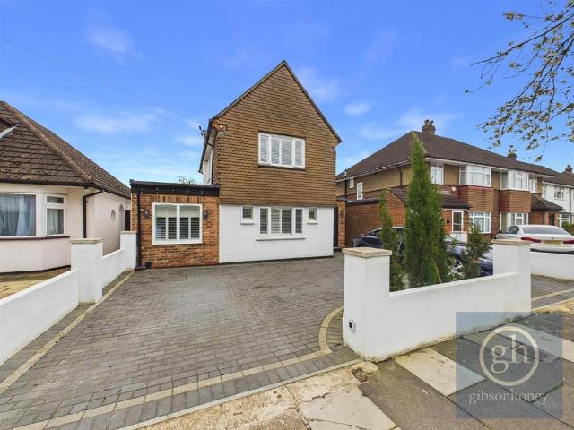 Whiteheath Avenue, Ruislip HA4 4 bed detached house to rent £3,500 pcm £808 pw