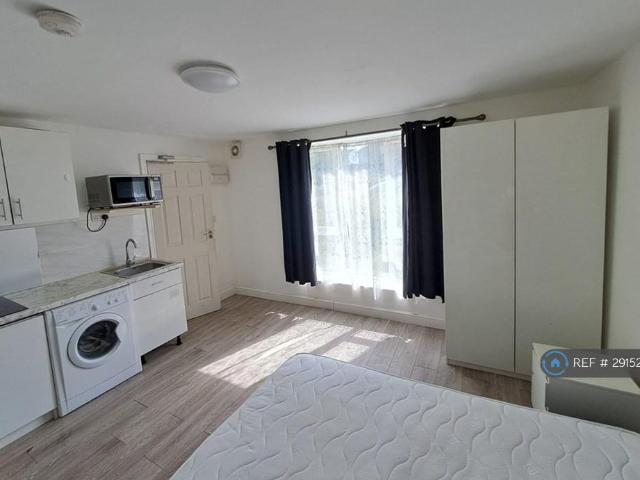 Whitehills Road, Loughton, IG10 Studio to rent £1,050 pcm £242 pw