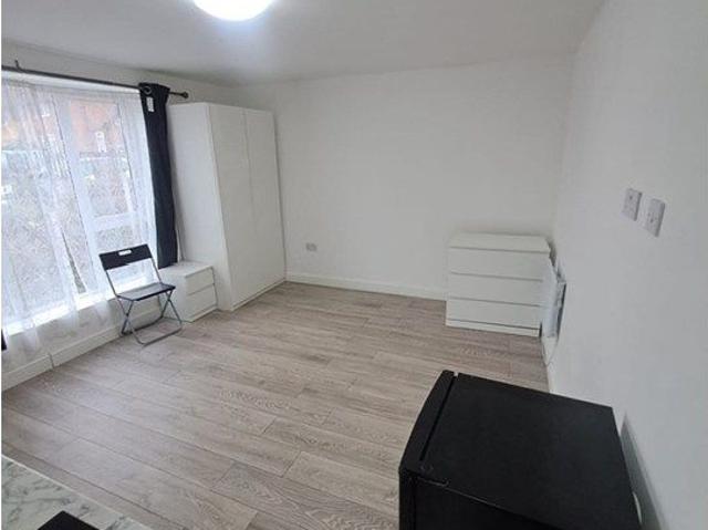 Whitehills Road, Loughton IG10, Studio to rent, £1,075 pcm | PrimeLocation