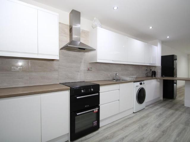 Whitehorse Lane, London, SE25 2 bed apartment to rent £1,850 pcm £427 pw